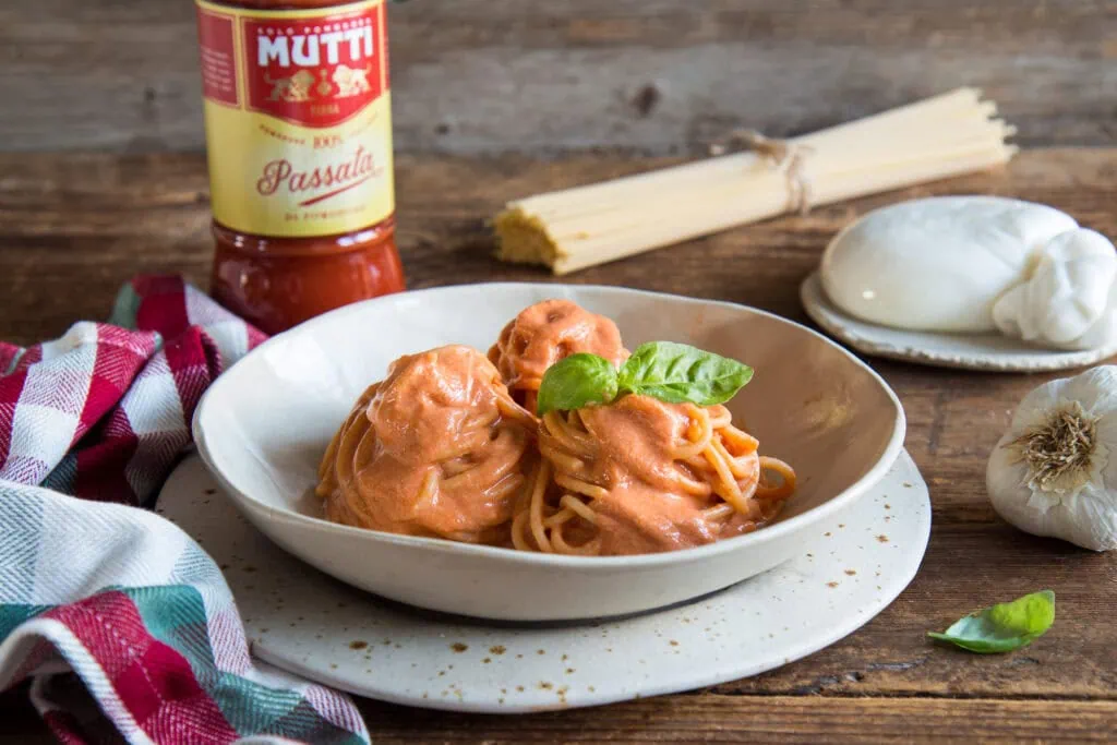 Spaghetti mit Tomatensauce und Burrata | Mutti Rezepte